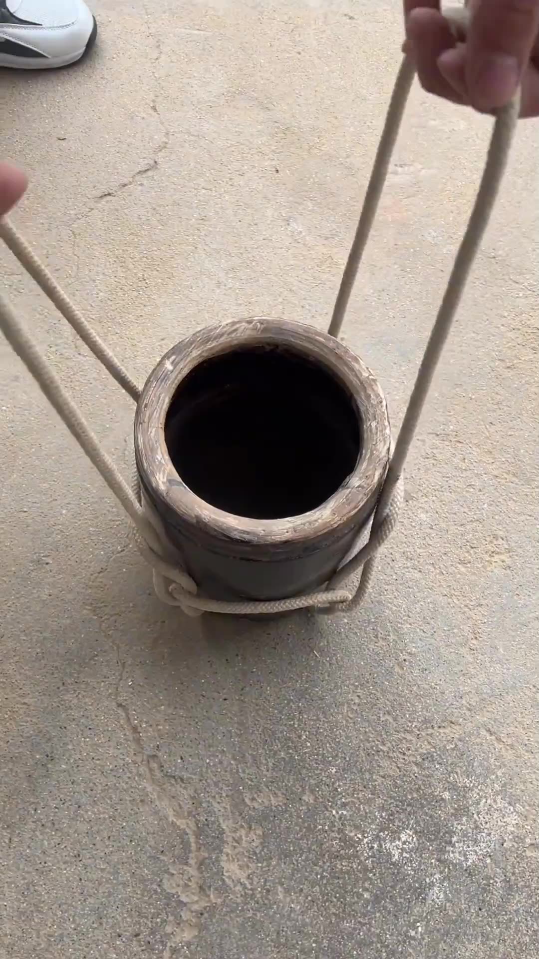 "Amazing DIY: Pulling Up Pots with Strings"