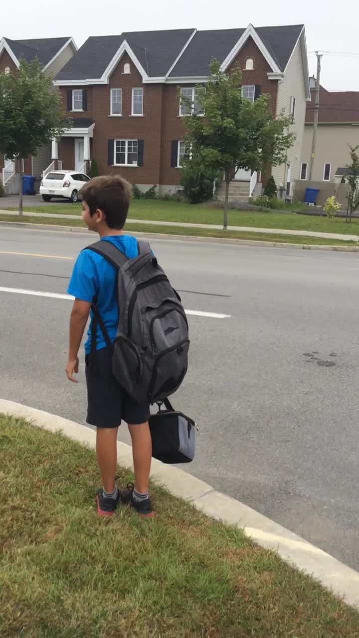 Kid's priceless reaction after missing school bus