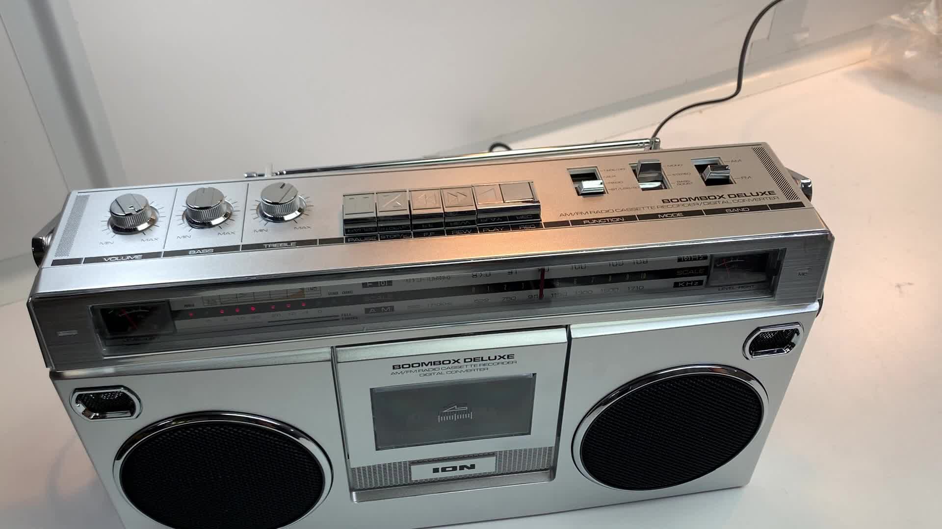ION Audio 80s Retro Boombox with AM/FM Radio Silver Model: BOOMBOXDLXUS ...