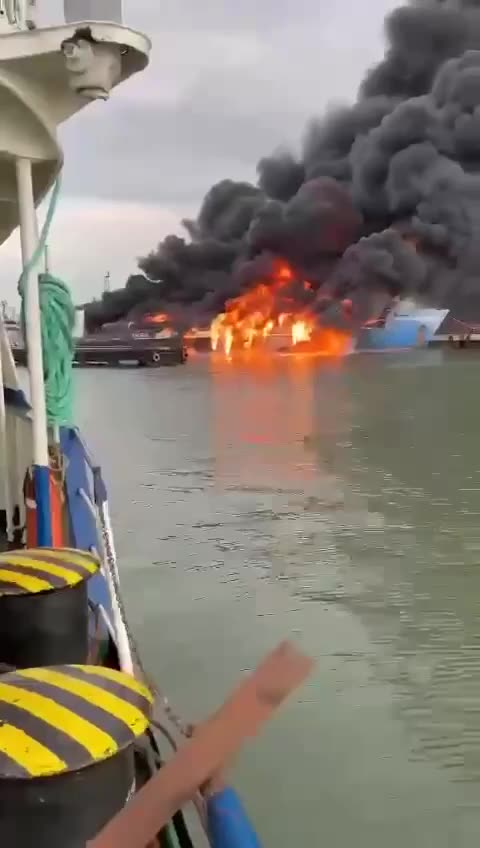 🛳️🛢️ The burning ferry "Conro Trader" with oil tanks in the port of ...