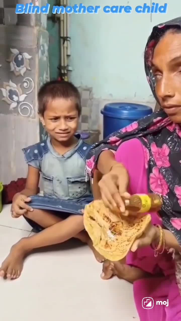 The blind mother care for children