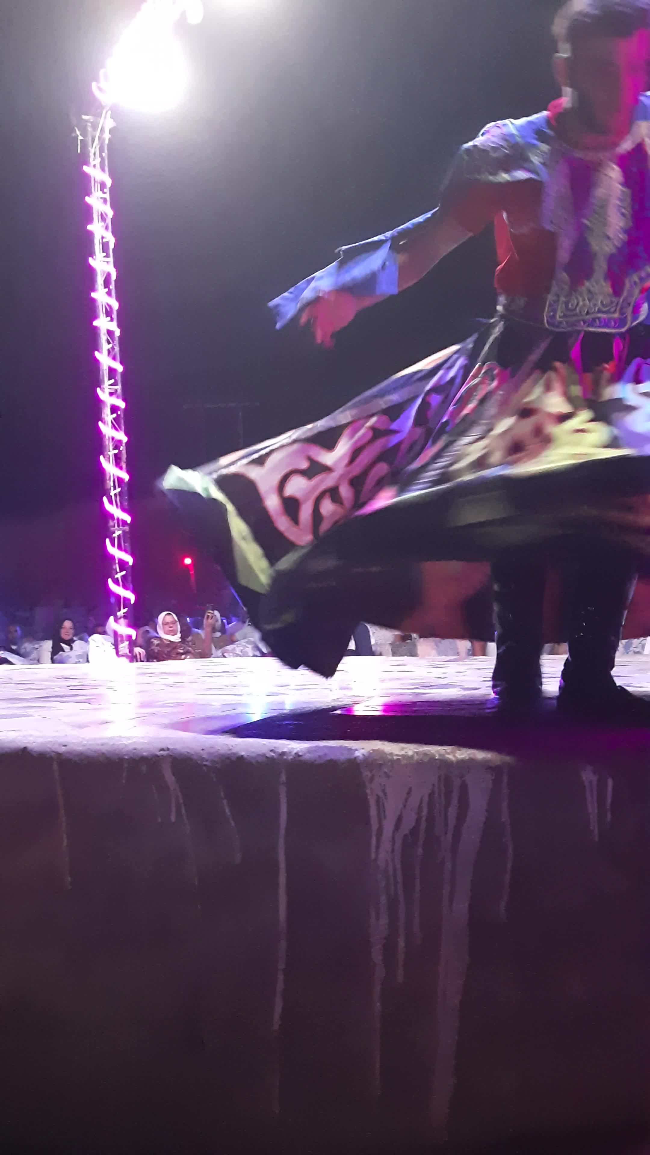 guy almost fall from stage after 20min circling