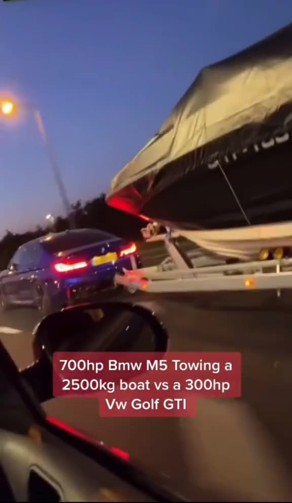 BMW M5 towing a boat VS Golf GTI drag race