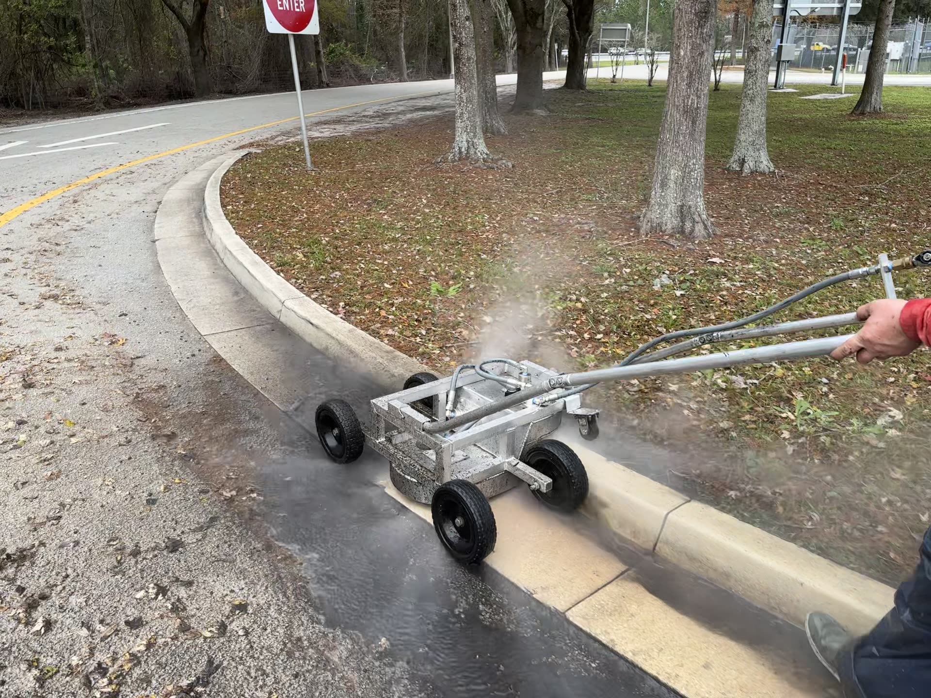 24 GPM pressure washing curb cleaning machine