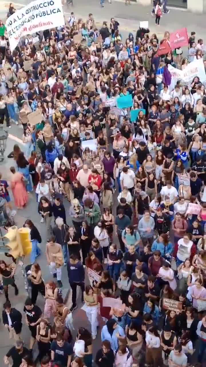 Students demonstrate in more than thirty cities in Spain to warn about ...