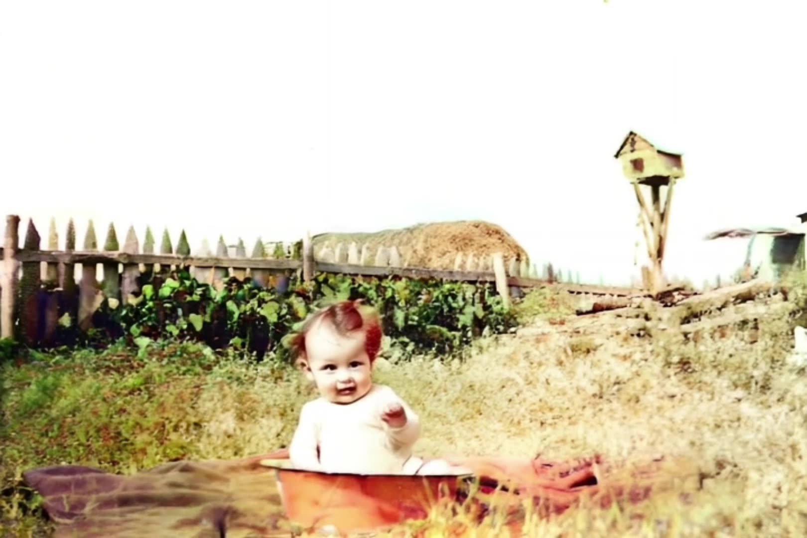 BABY CAROL ROCKING THE TUB
