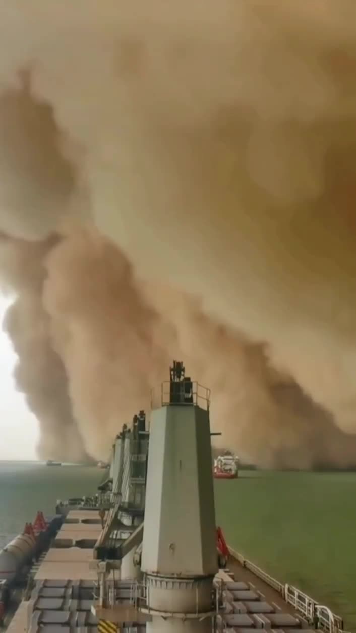 A sandstorm at sea is very scary‼️
