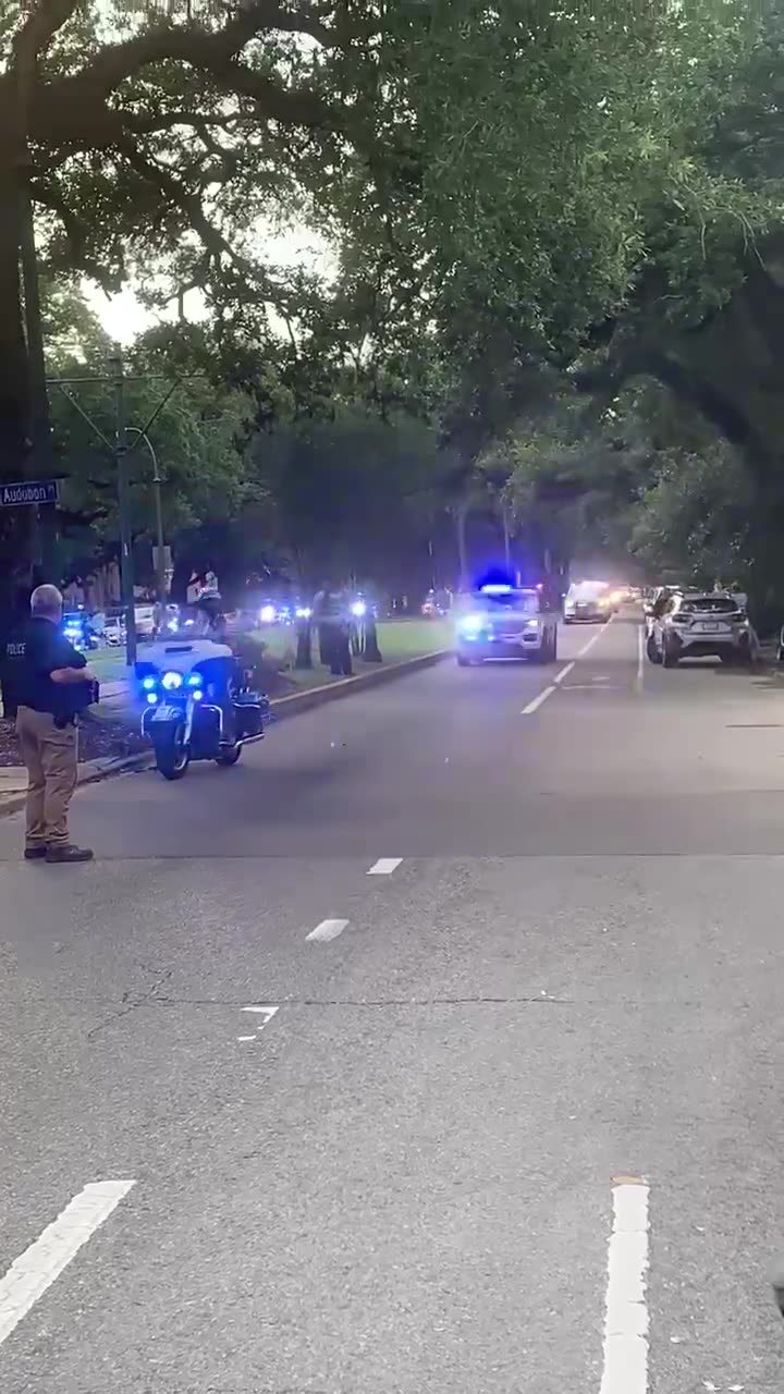 Motorcade of Donald Trump arrives to Uptown New Orleans home of Boysie ...