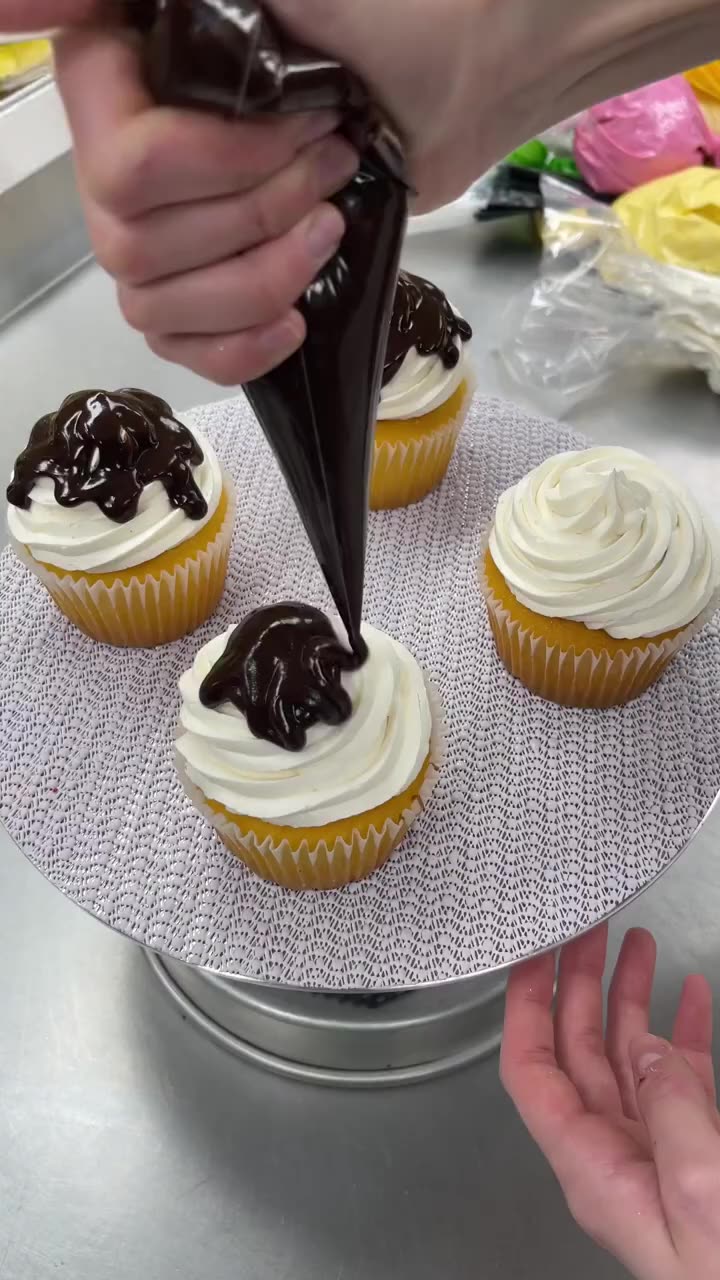 Decorating the Cake Case: Tips and Tricks for a Beautiful Finish