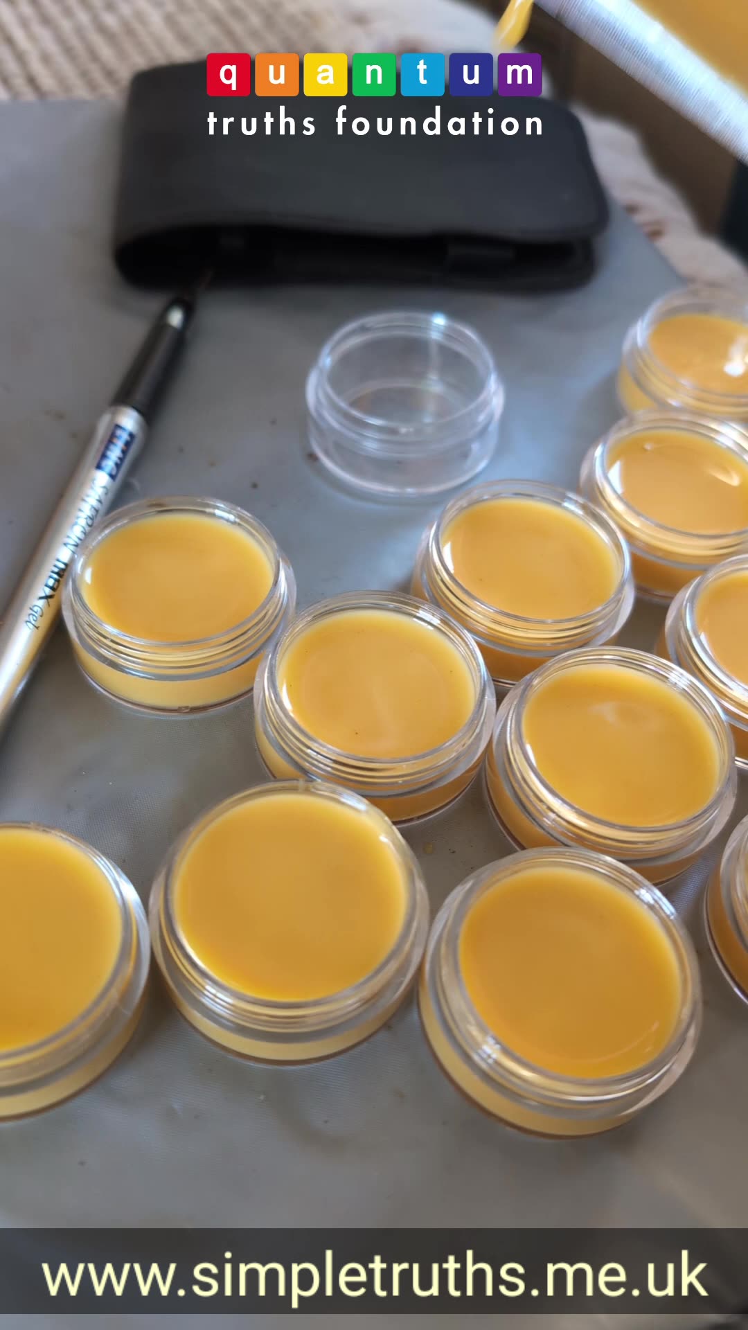 Filling Silver999 Healing Gel sample pots
