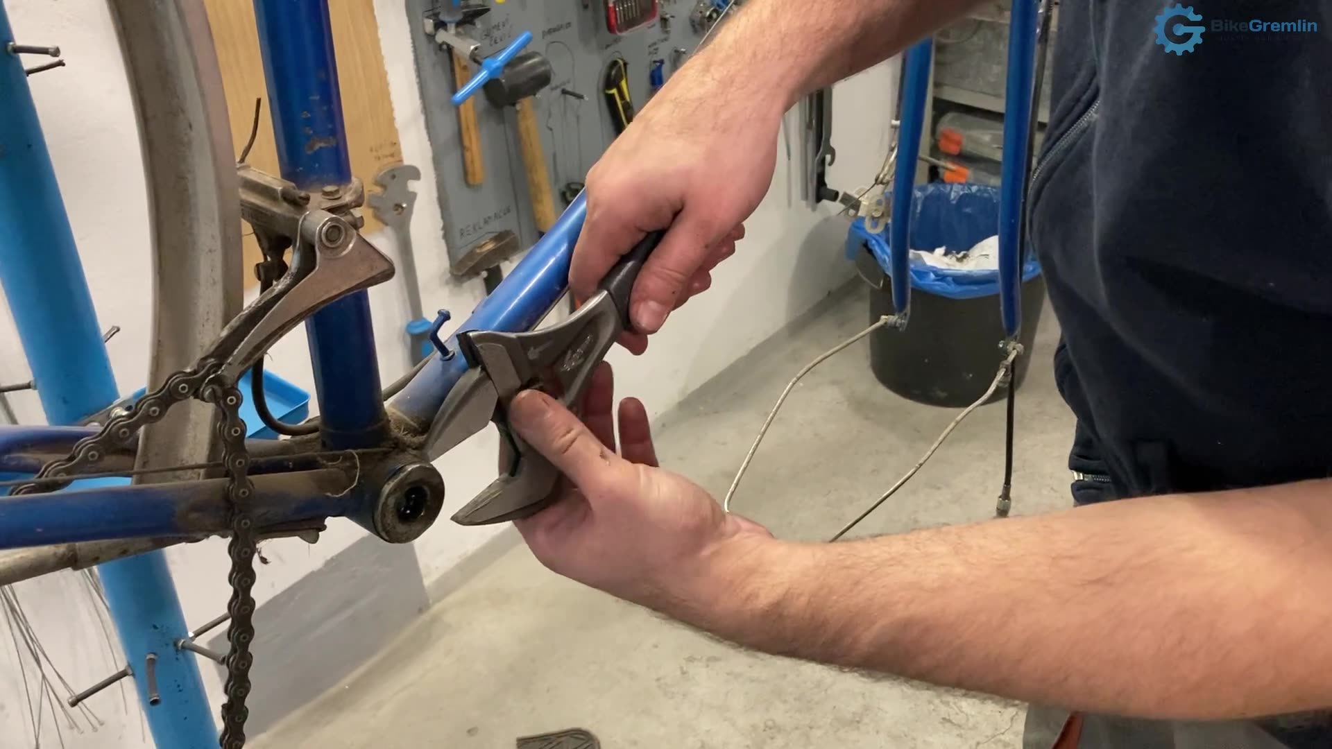 How to remove a threaded bottom bracket - in which direction to turn?