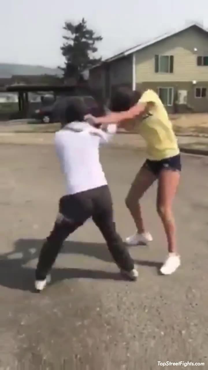Tall girl Vs Short girl fight.
