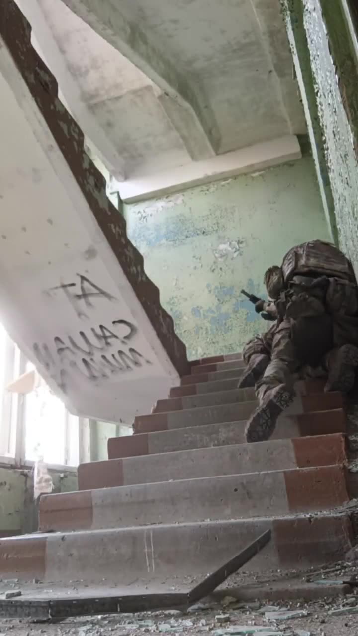 Quick thinking Russian trooper saves his squad from a UA grenade