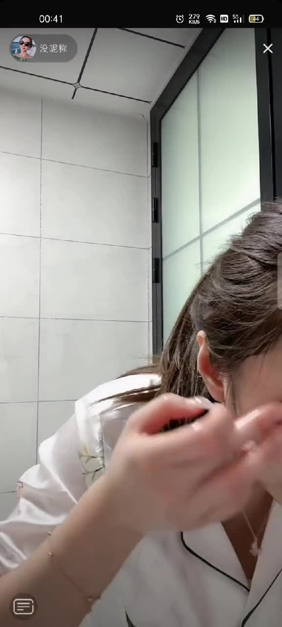 accidentally exposed herself while she was broadcasting a live video16
