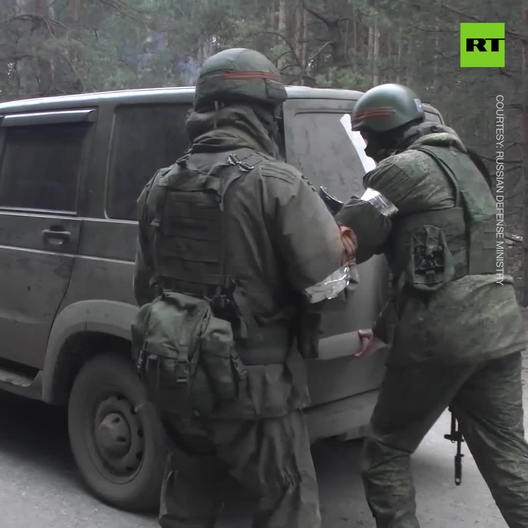 Russian paratroopers guard checkpoints in Kiev region RT