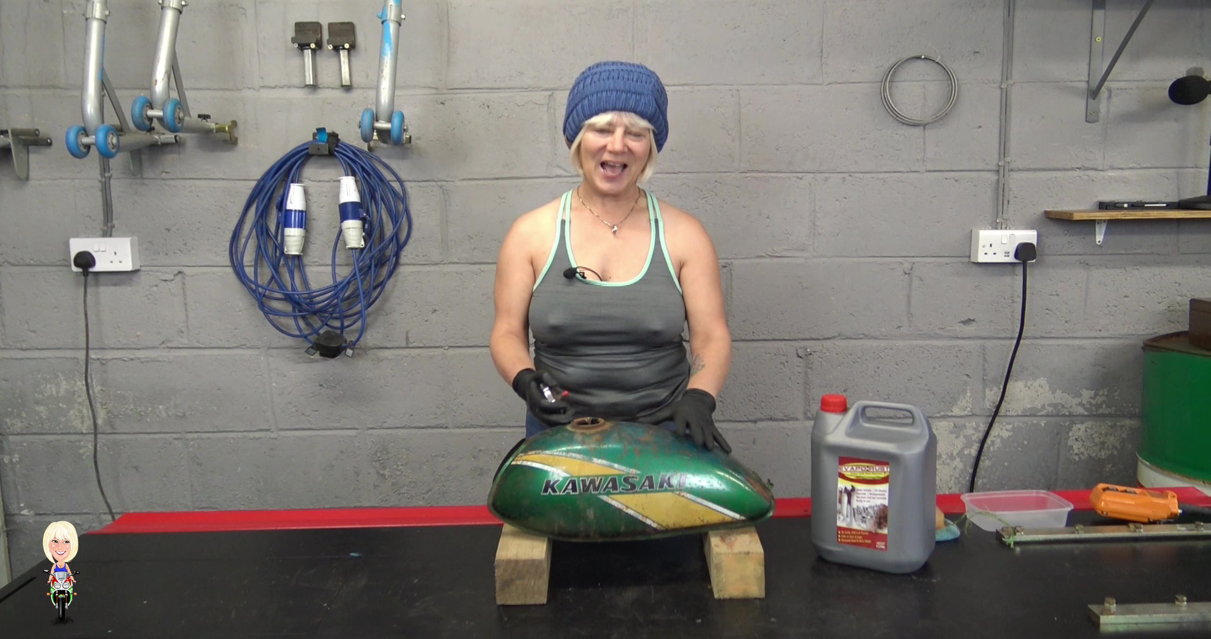 KM90 Restoration P9 - De-rusting the petrol tank