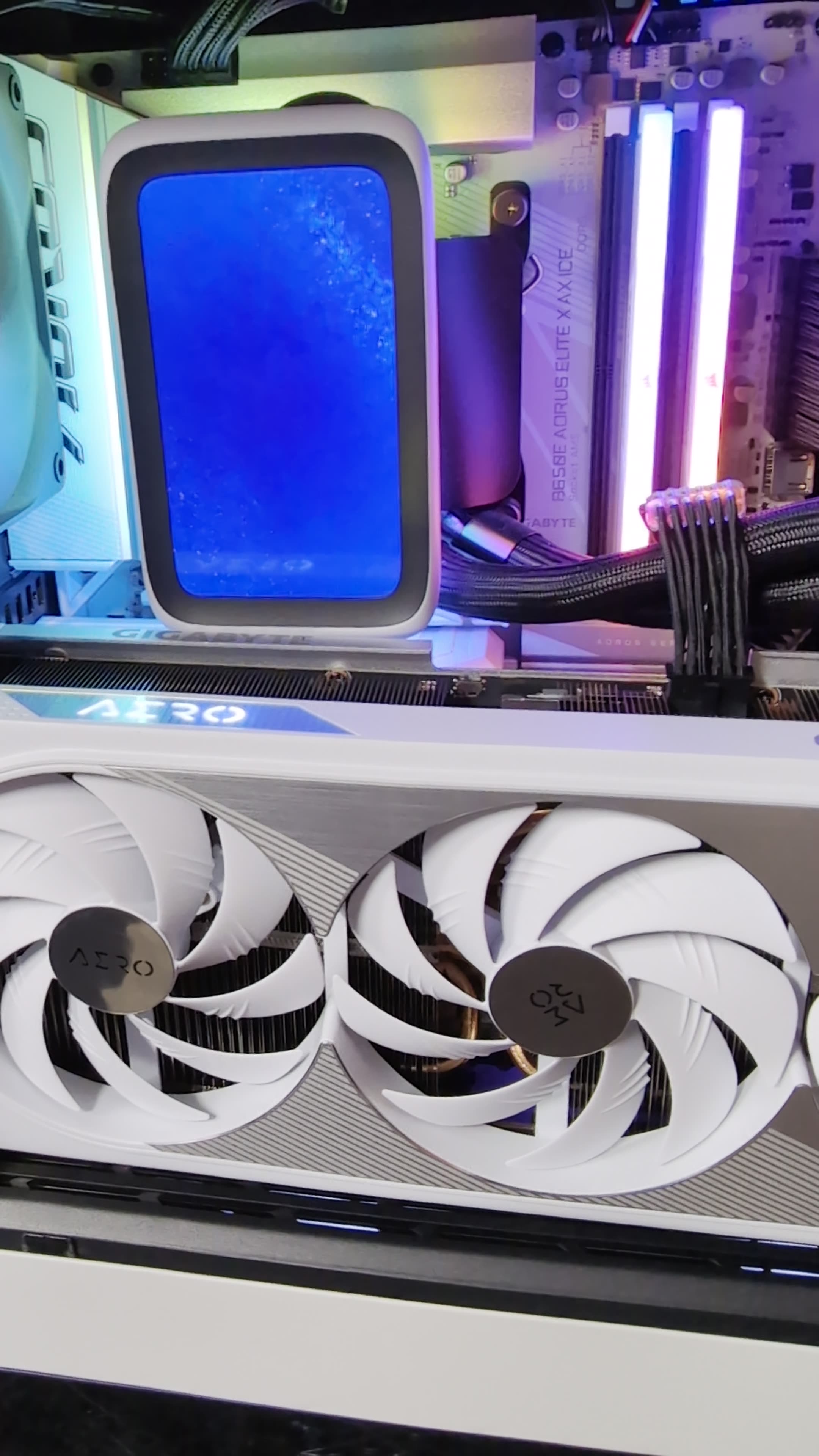 White Ryzen 7800X3D RTX 4090 Hyte Build!