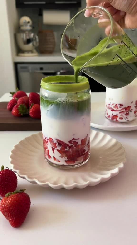 iced strabwerry matcha latte on repeat all summer long!