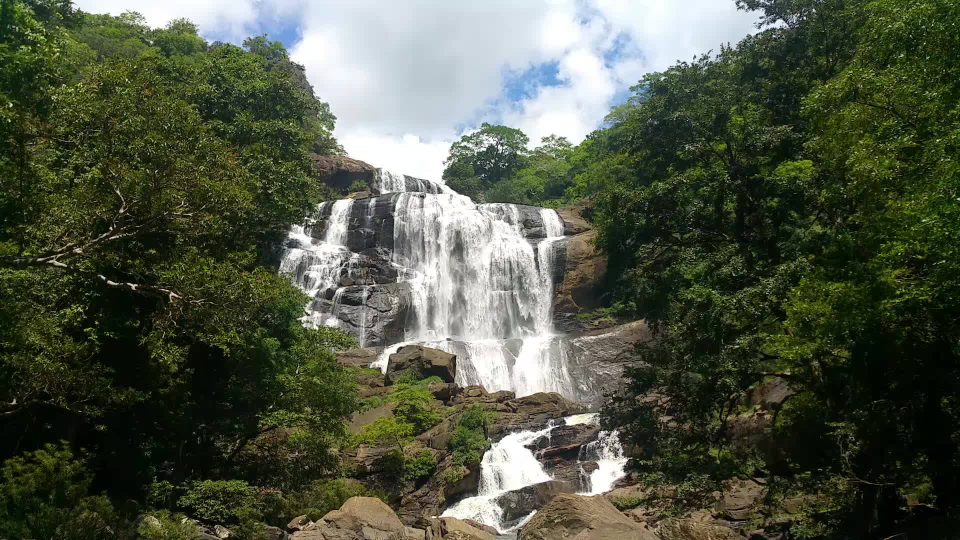 Tropical Sri Lanka_Ella_Waterfall_Ratna Waterfall