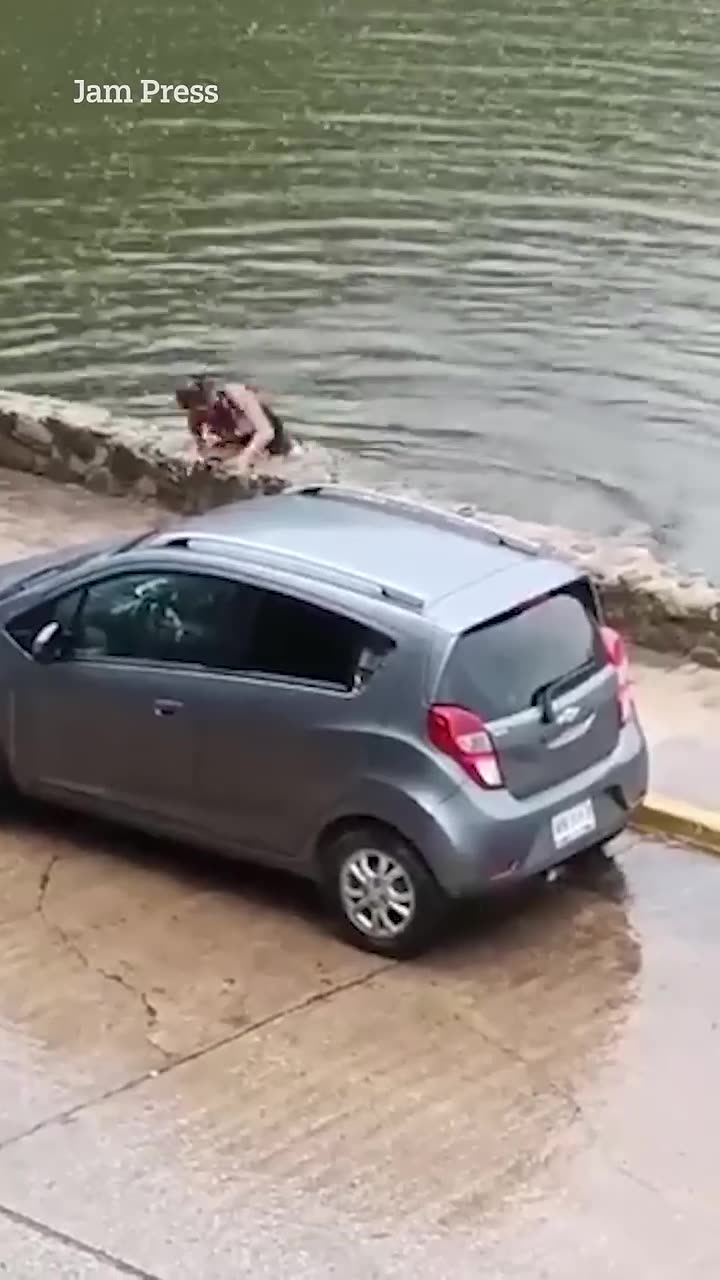 Heart-stopping moment enormous crocodile chases swimmer before he turns ...