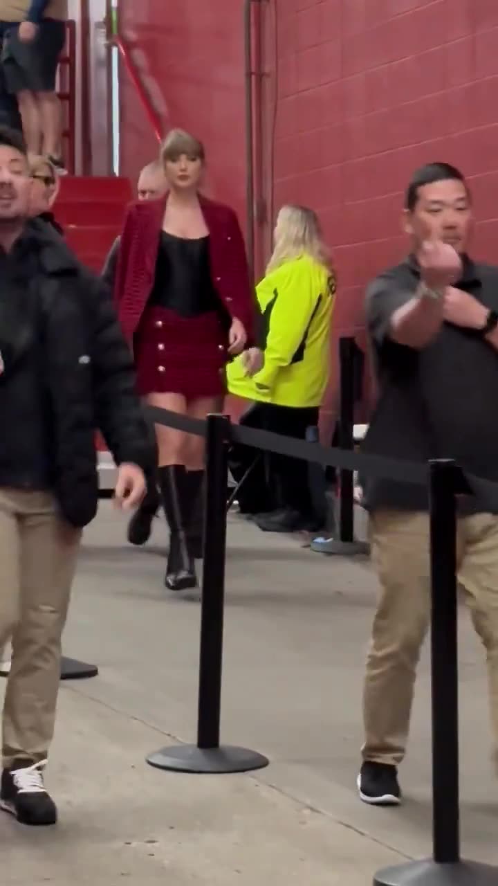 Taylor Swift Security Yelling at Photographers to Stand Up so they can ...