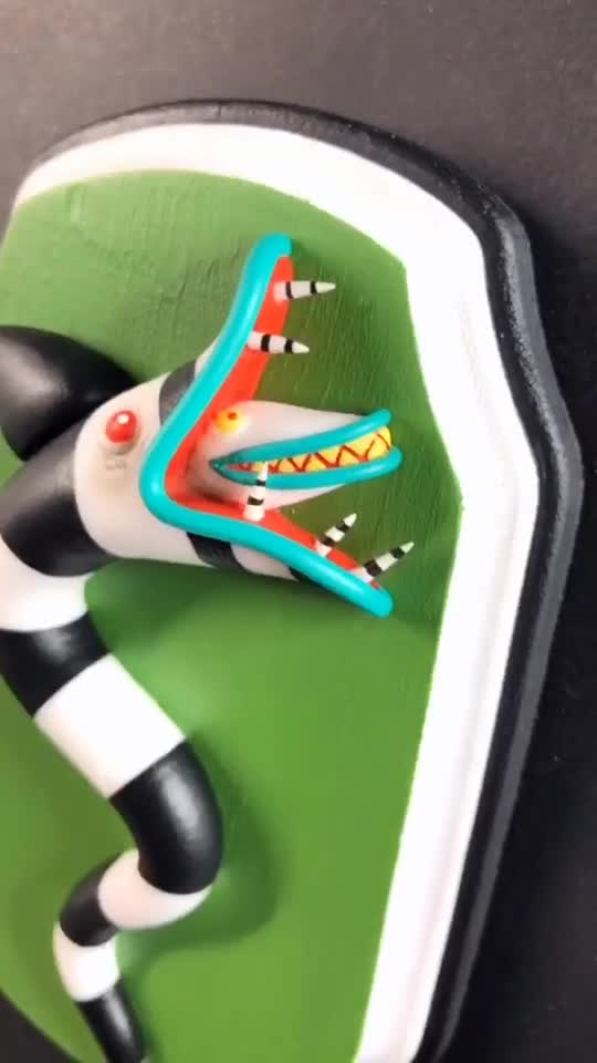 Painting a Beetlejuice Sandworm sculpt 🐛