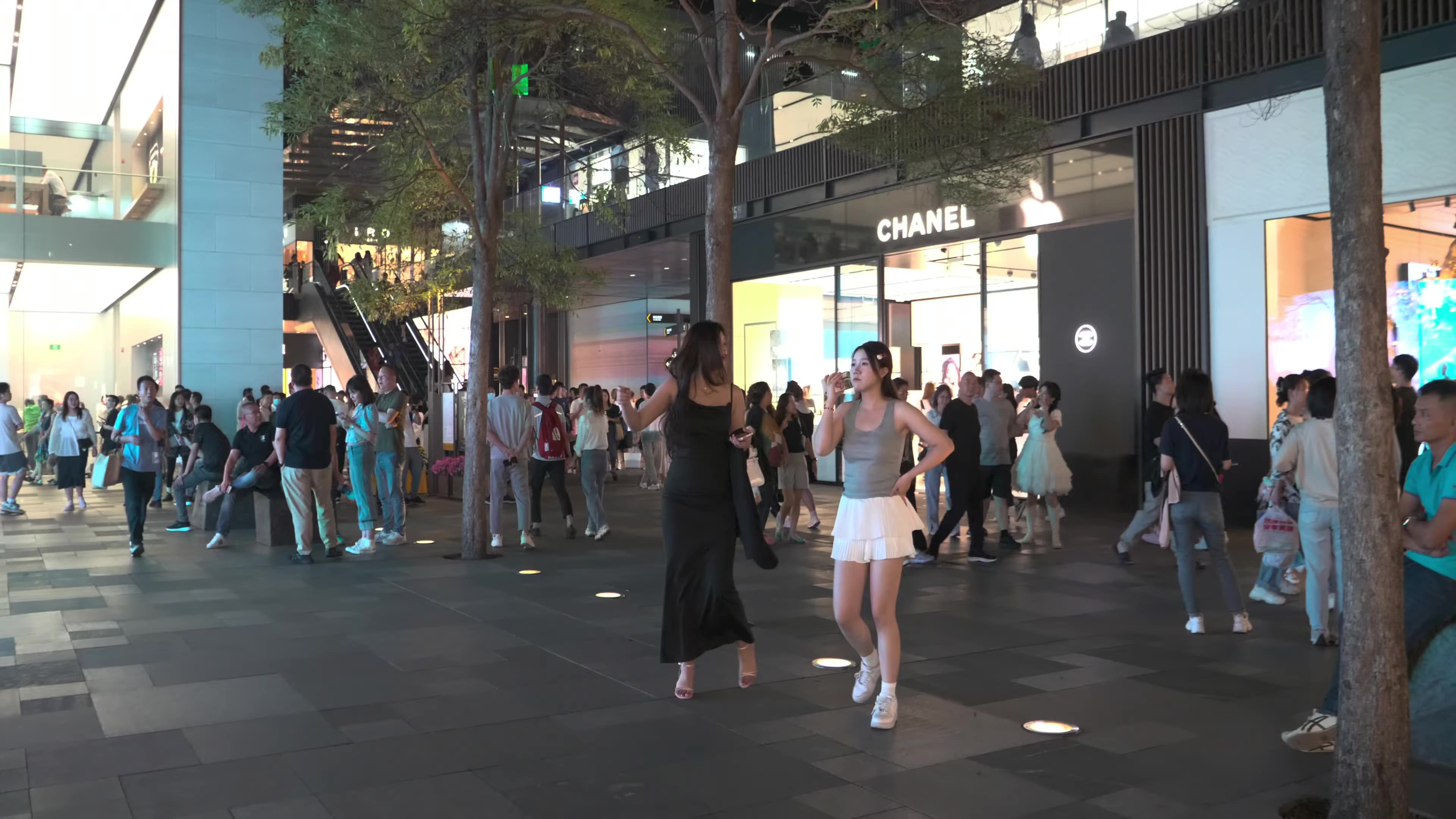 Exploring the Most Eye-catching Moments in the Crowd During Chengdu's ...