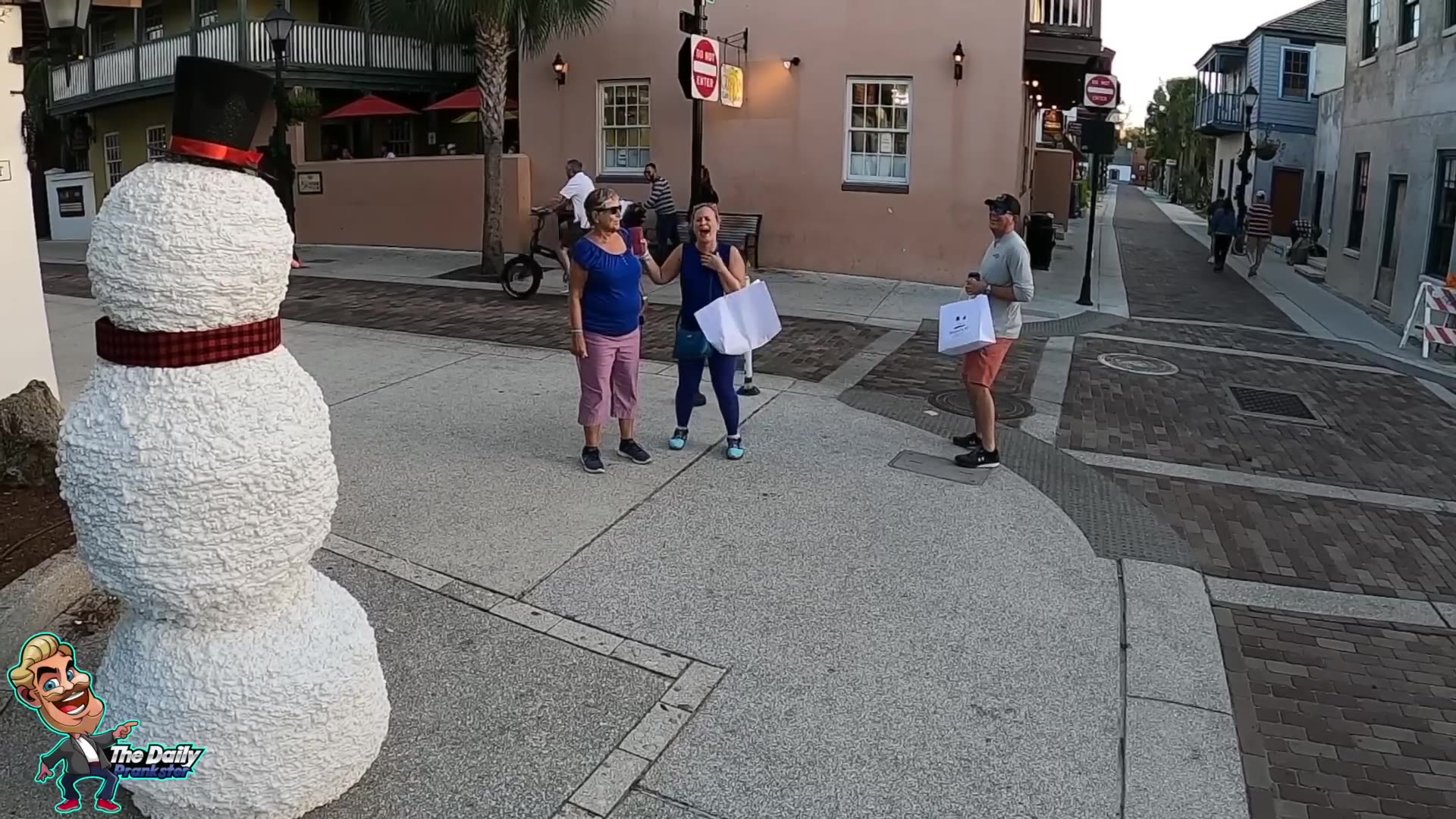 SNOWMAN PRANK!! - Funny _ Scary Prank Reactions!!