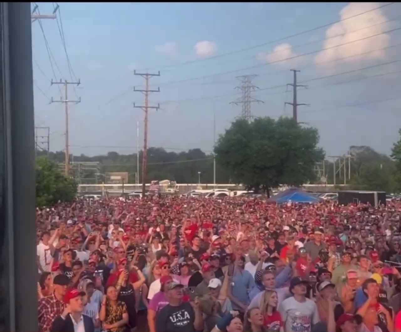 The overflow crowd outside the Trump Rally in Minnesota WOW 🤯