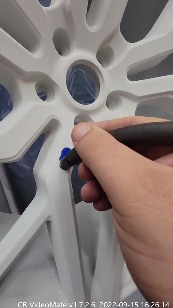 Convenient tool for wheel hub painting