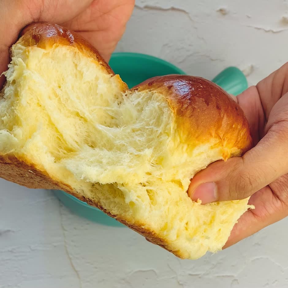 Joshua Weissman's Greatest Dinner Rolls (CRUMBSHOT)