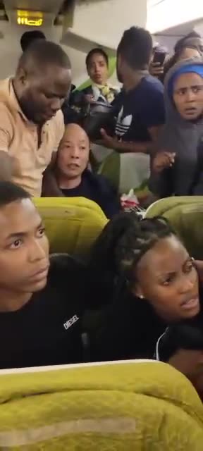 Chinese guy caught inside Ethiopia Airways, stealing money (Nigerian Naira)