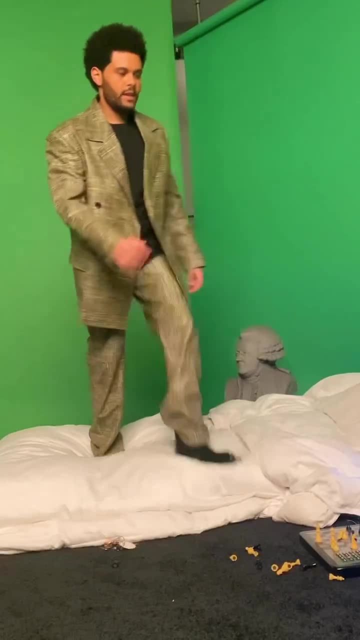 The weeknd making bed😮